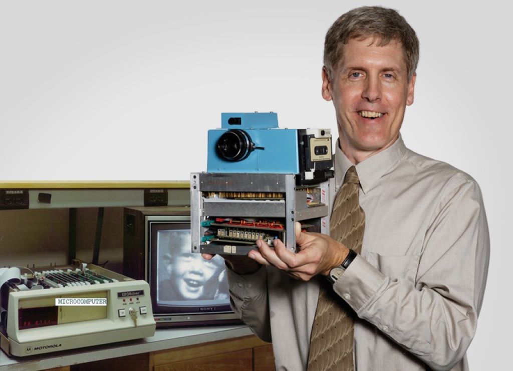 When Was the First Digital Camera Made? - Library Innovation